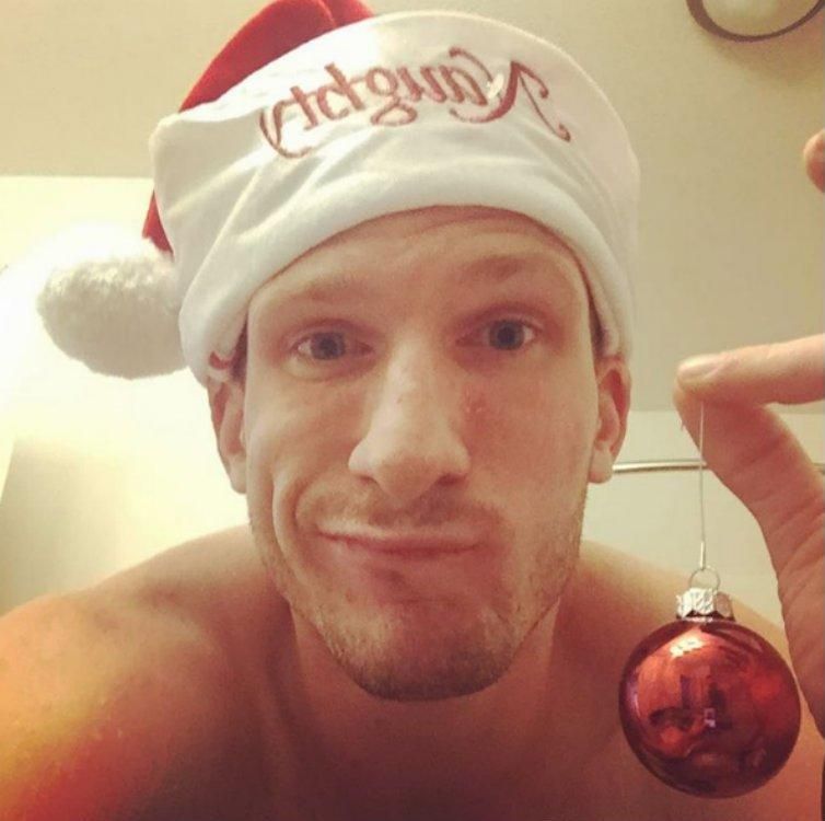 Sexy Santas Across the World Strip Down for Annual Speedo Run (Photos)